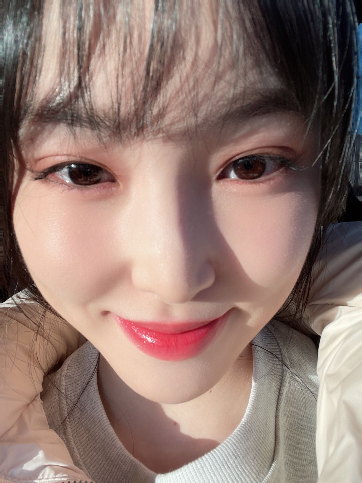 [211125] Yuju selcas in the car (Yuju VLive Chat Room) : GFRIEND